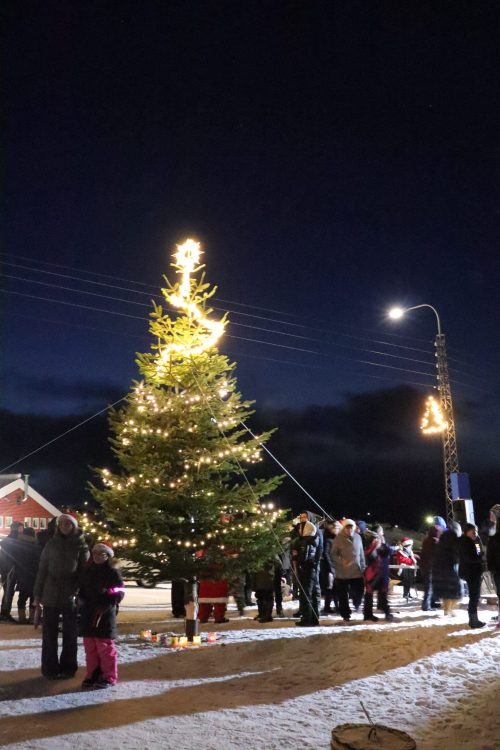 Community Christmas tree lightning - Destination Diskobay